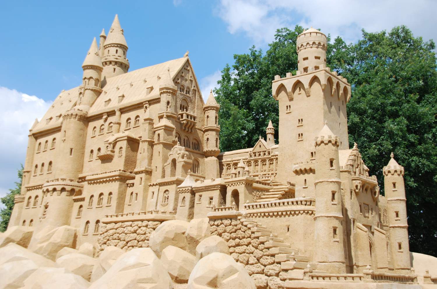 Solve Happy Sandcastle Day jigsaw puzzle online with 54 pieces