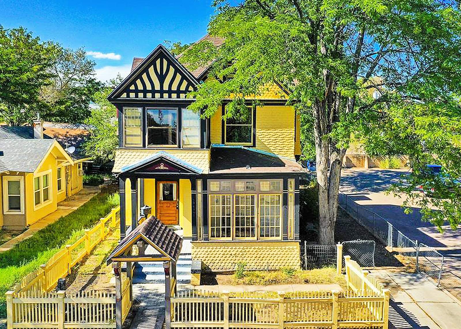 Solve Pueblo, Colorado jigsaw puzzle online with 176 pieces