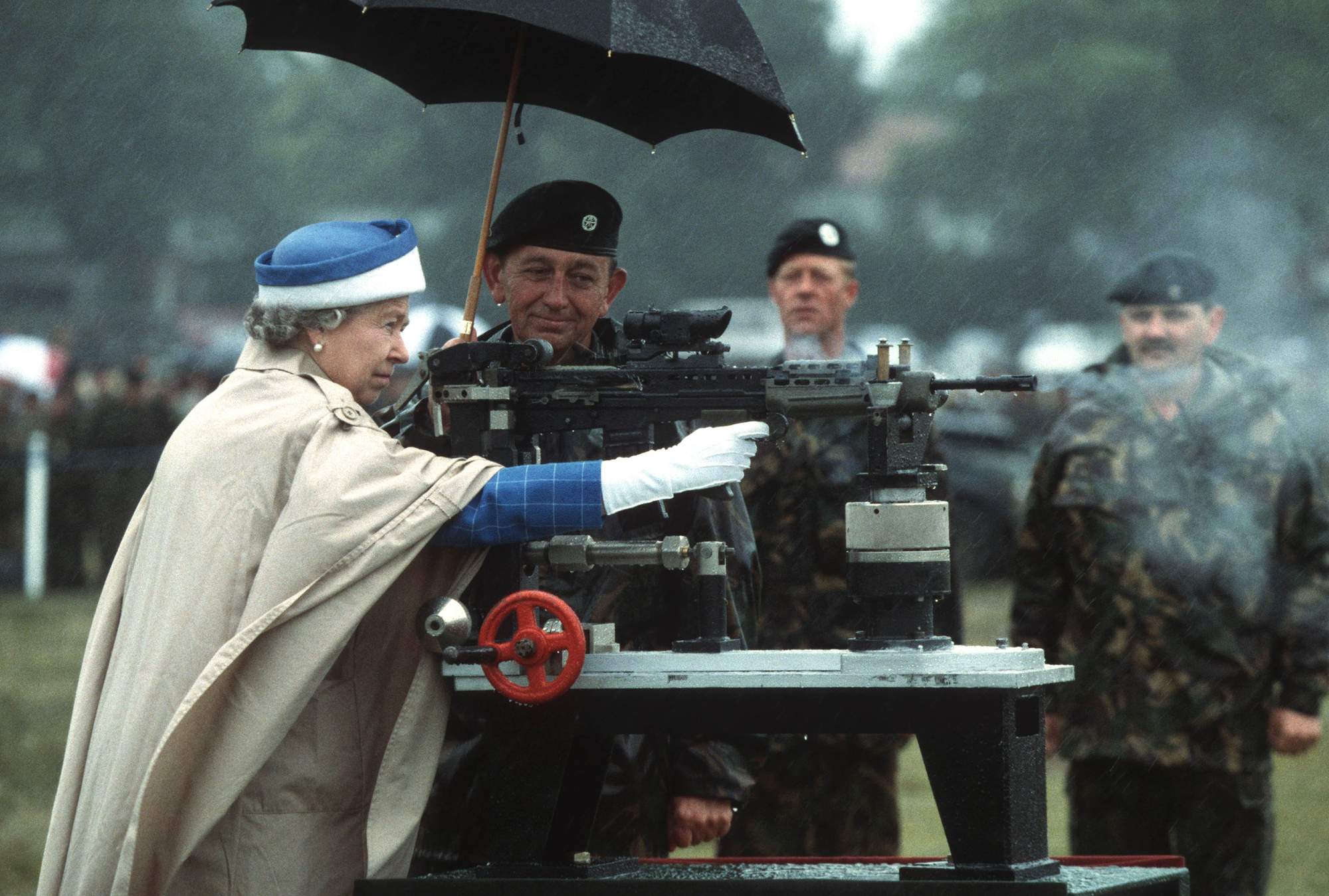 Solve hbz-queen-elizabeth-badass jigsaw puzzle online with 187 pieces