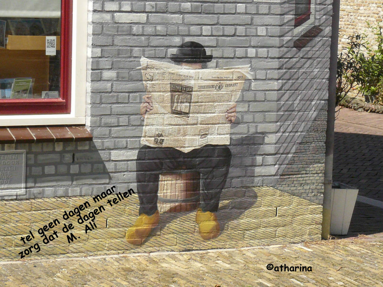 Solve De krant op de muur jigsaw puzzle online with 130 pieces