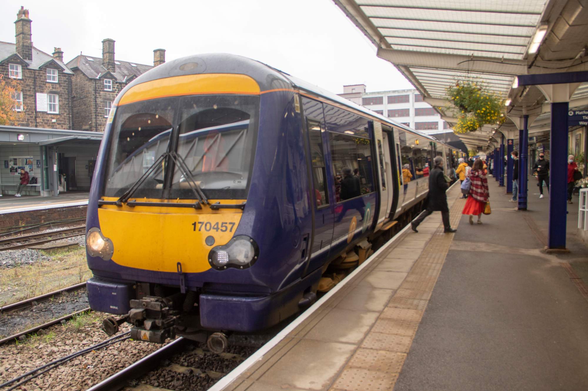 Solve Harrogate 21-10-2020 Station BR Class 170 turbostar 457 ...