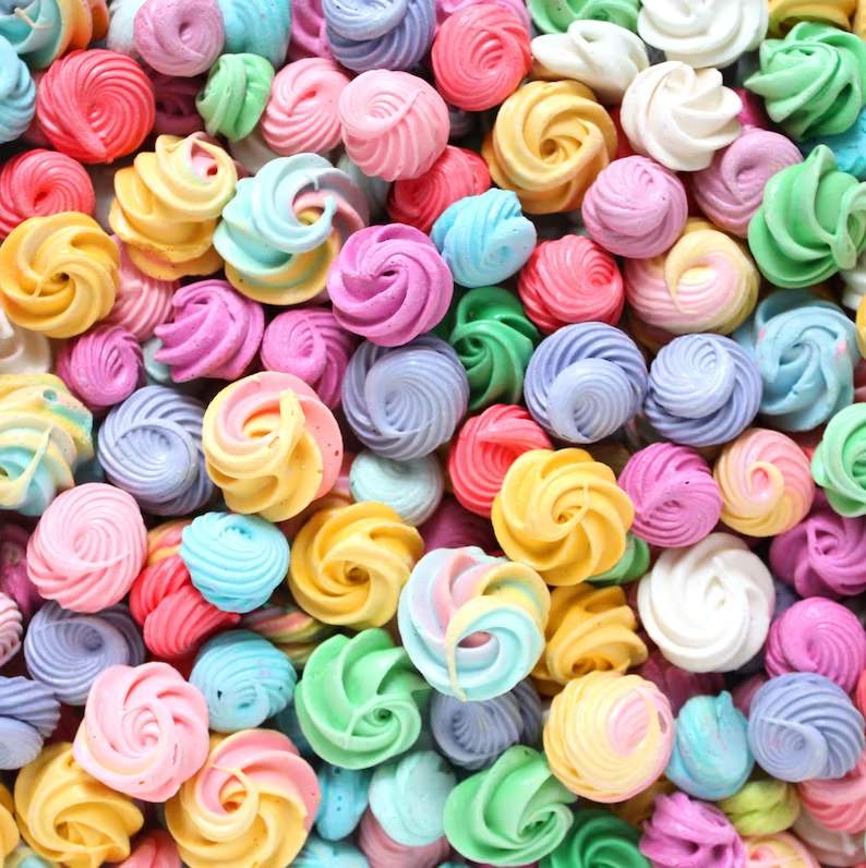 Solve Pretty meringues jigsaw puzzle online with 182 pieces