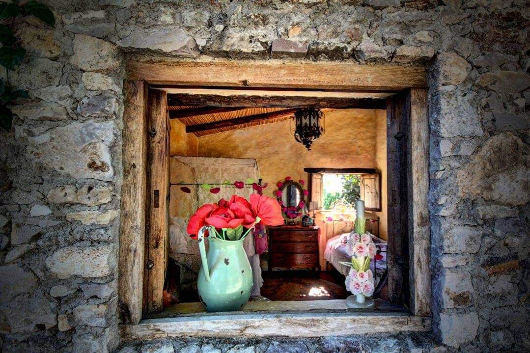 Solve Window scene jigsaw puzzle online with 96 pieces