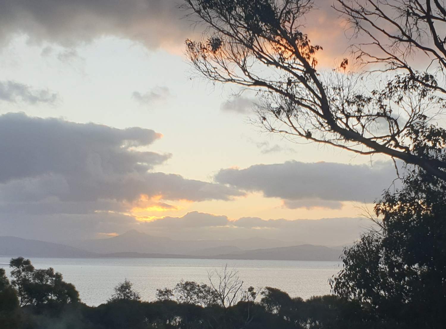 Solve Bruny sunset jigsaw puzzle online with 88 pieces