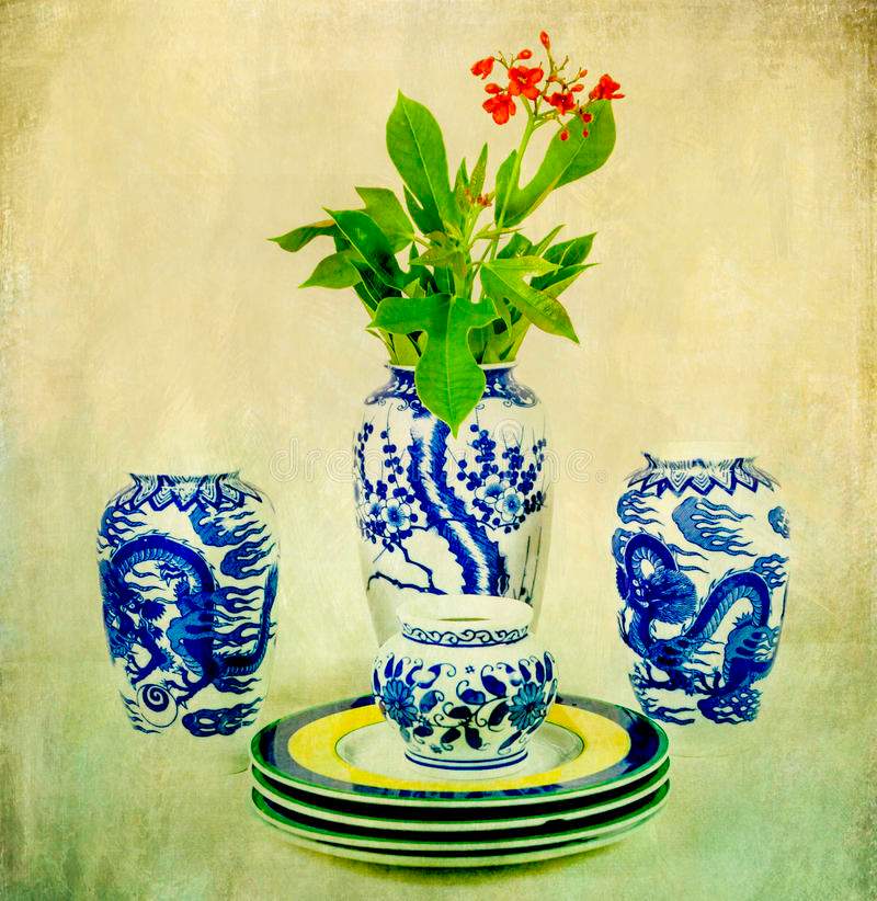 Solve Vintage Chinese Porcelain jigsaw puzzle online with 25 pieces