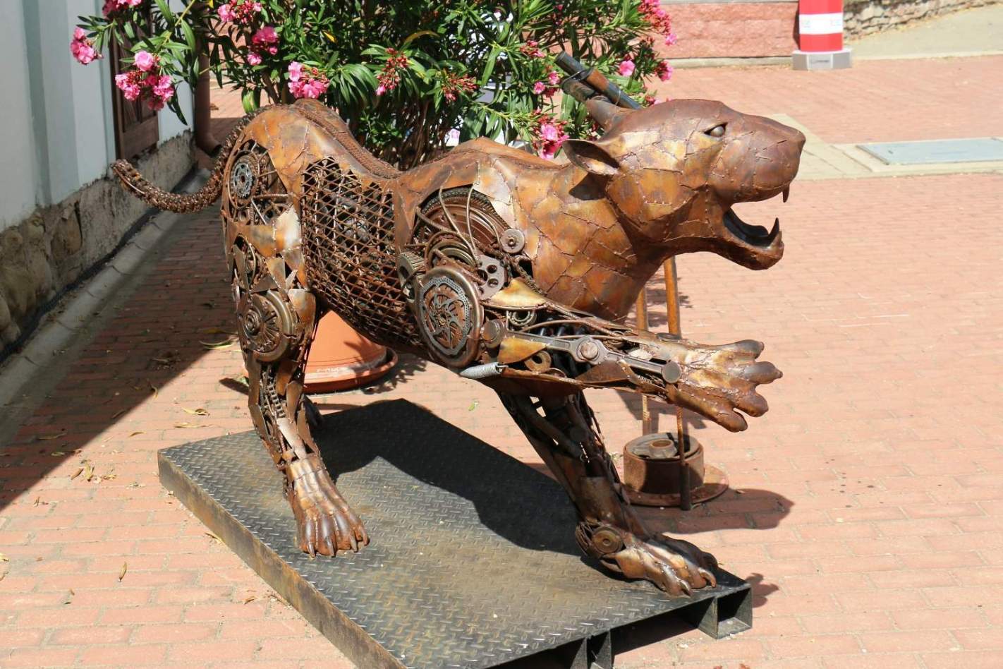 Solve Jaguár jigsaw puzzle online with 35 pieces