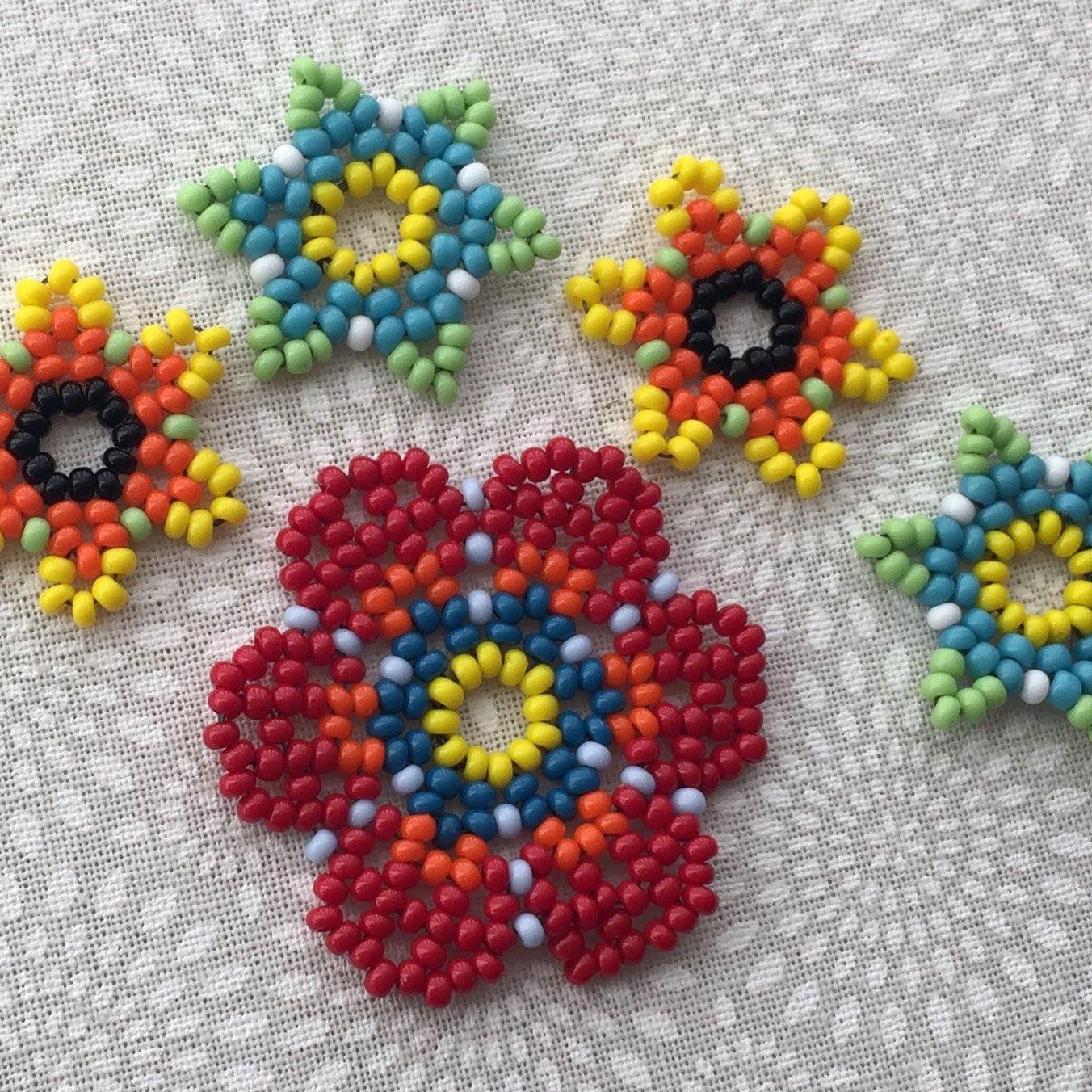 Solve An Array of Beaded Flowers jigsaw puzzle online with 528 pieces