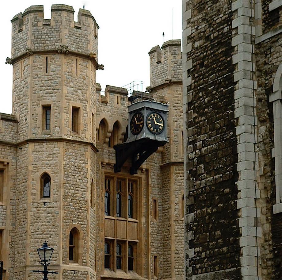Solve Tower of London jigsaw puzzle online with 16 pieces