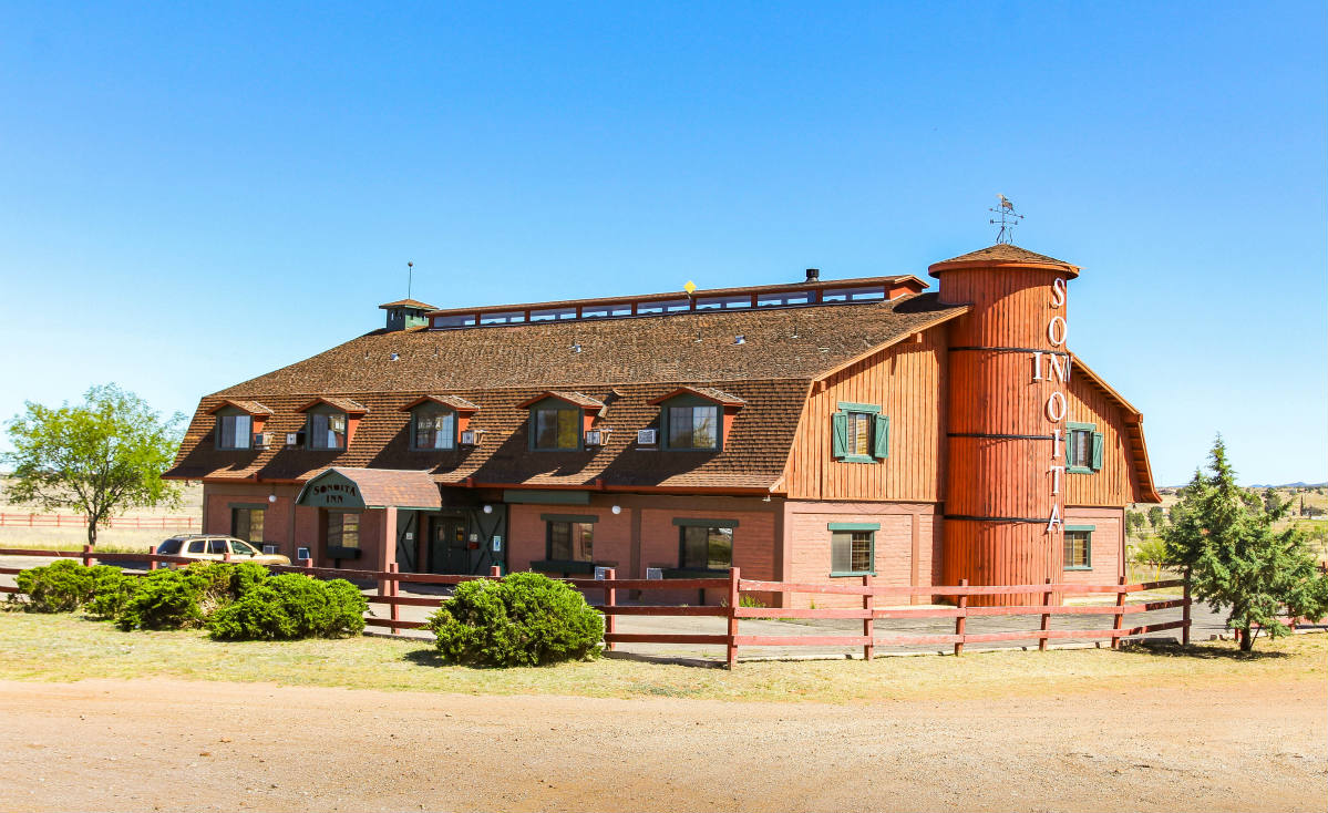 Solve THE SONOITA INN jigsaw puzzle online with 84 pieces