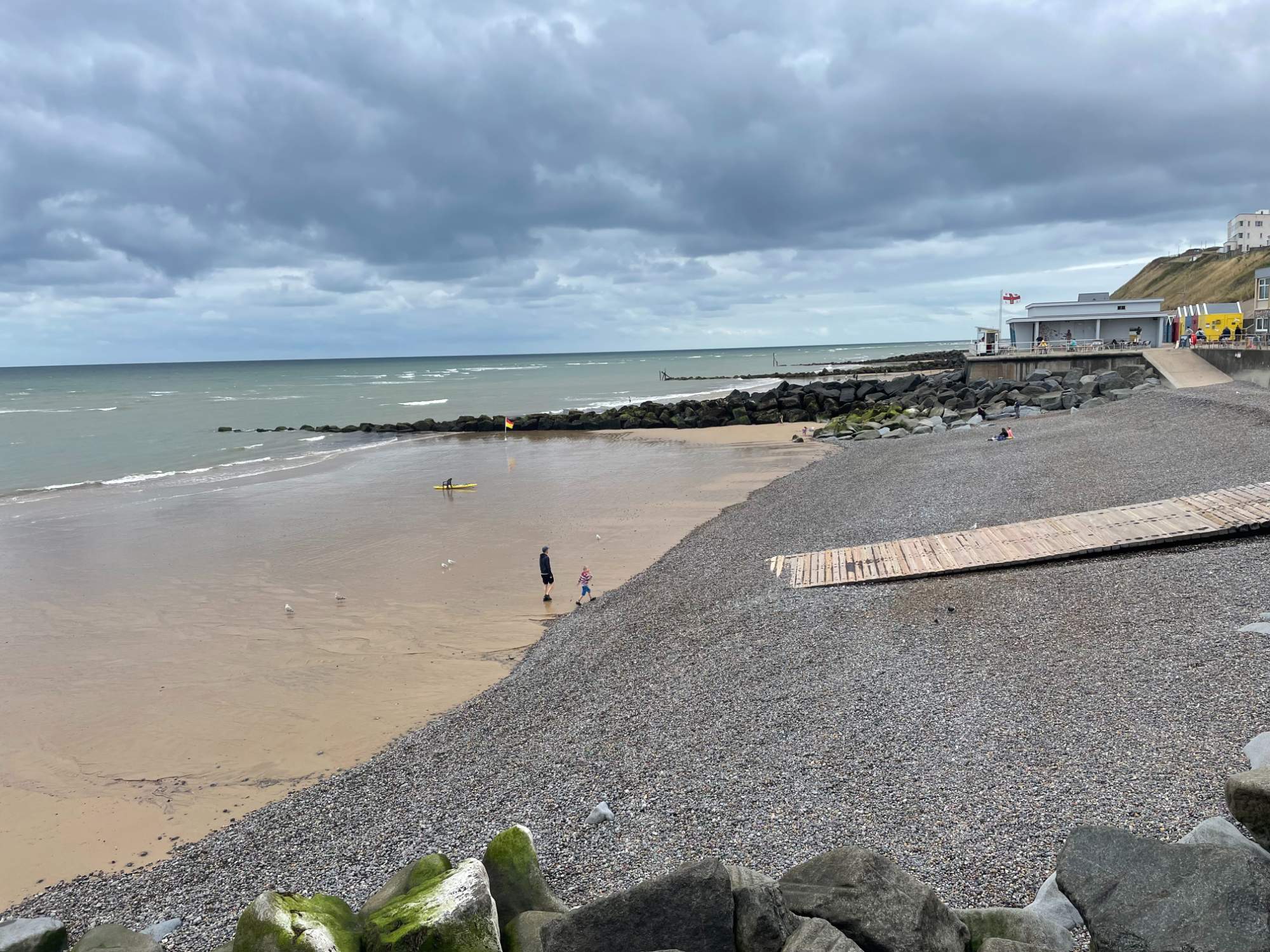 Solve Sheringham Beach jigsaw puzzle online with 204 pieces