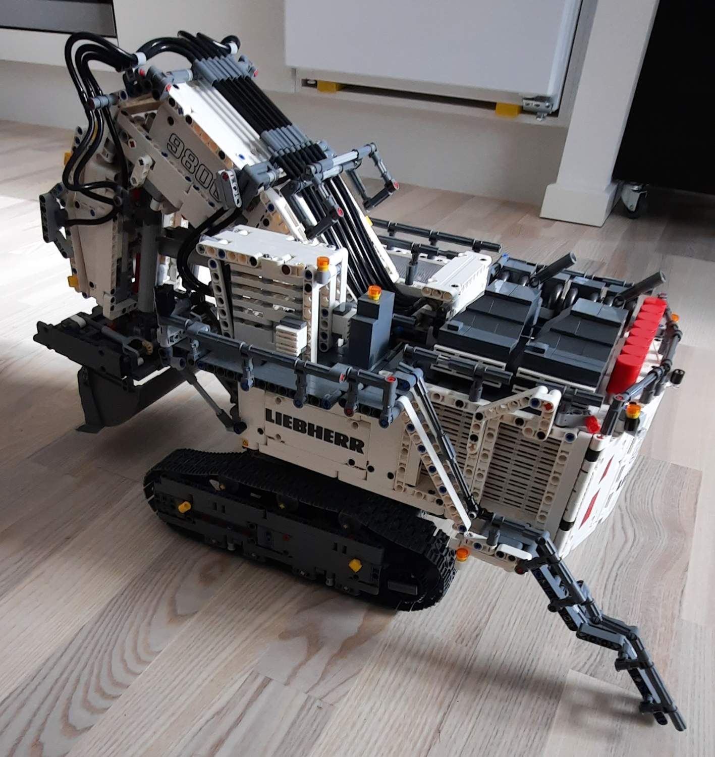 Solve Liebherr jigsaw puzzle online with 600 pieces