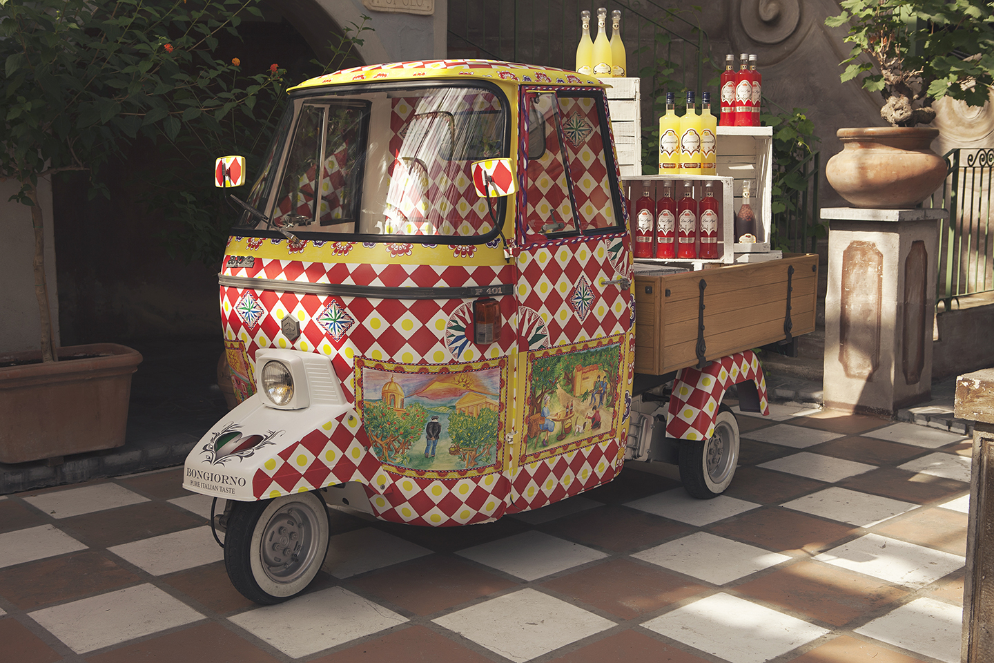 Solve Piaggio Ape as mobile Bar jigsaw puzzle online with 216 pieces