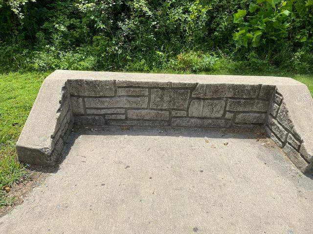 Solve Bus stop 2 jigsaw puzzle online with 20 pieces