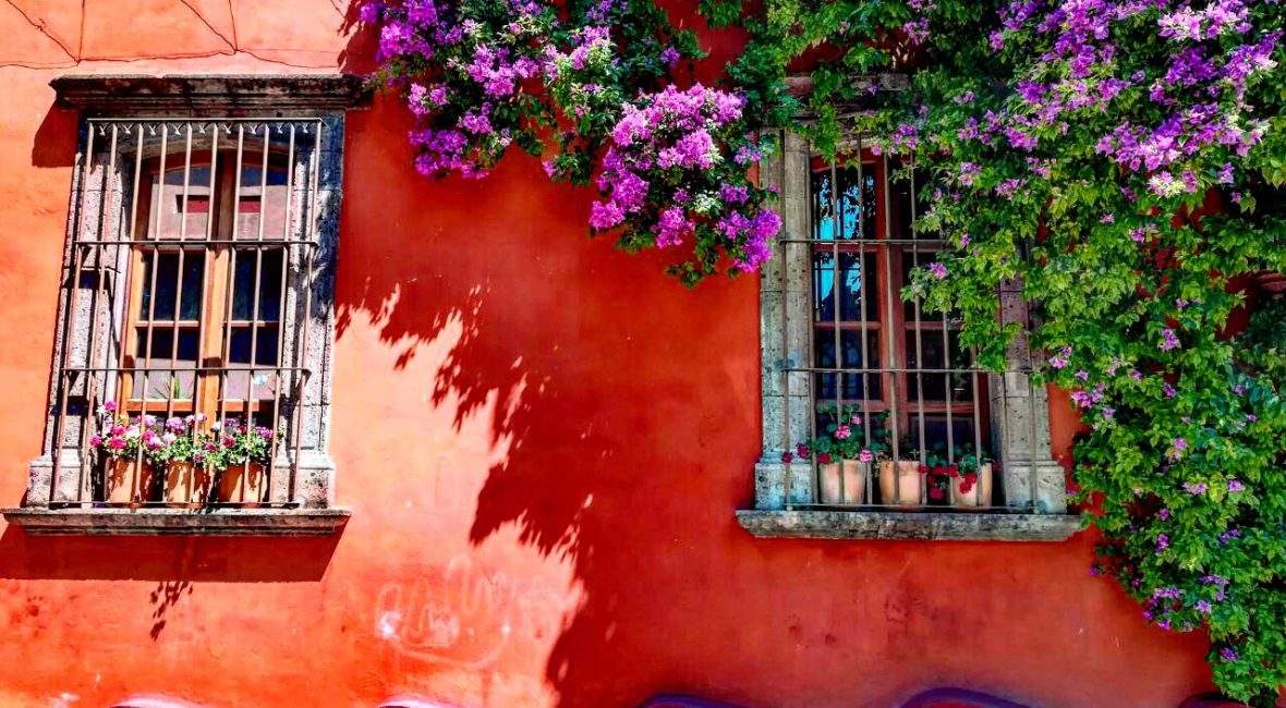 Solve BEAUTIFUL WINDOW jigsaw puzzle online with 60 pieces