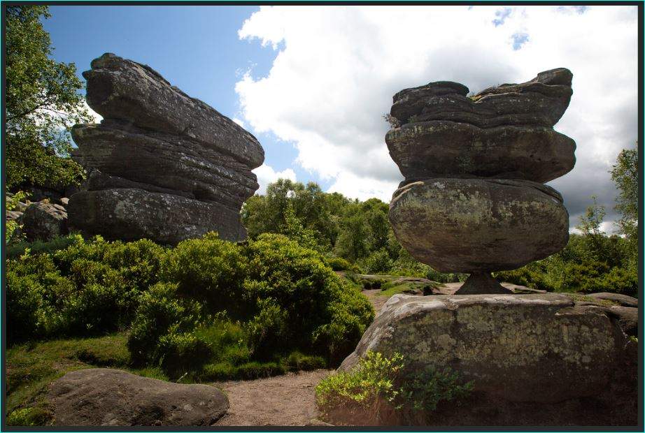 Solve ~Brimham Rocks~ jigsaw puzzle online with 77 pieces