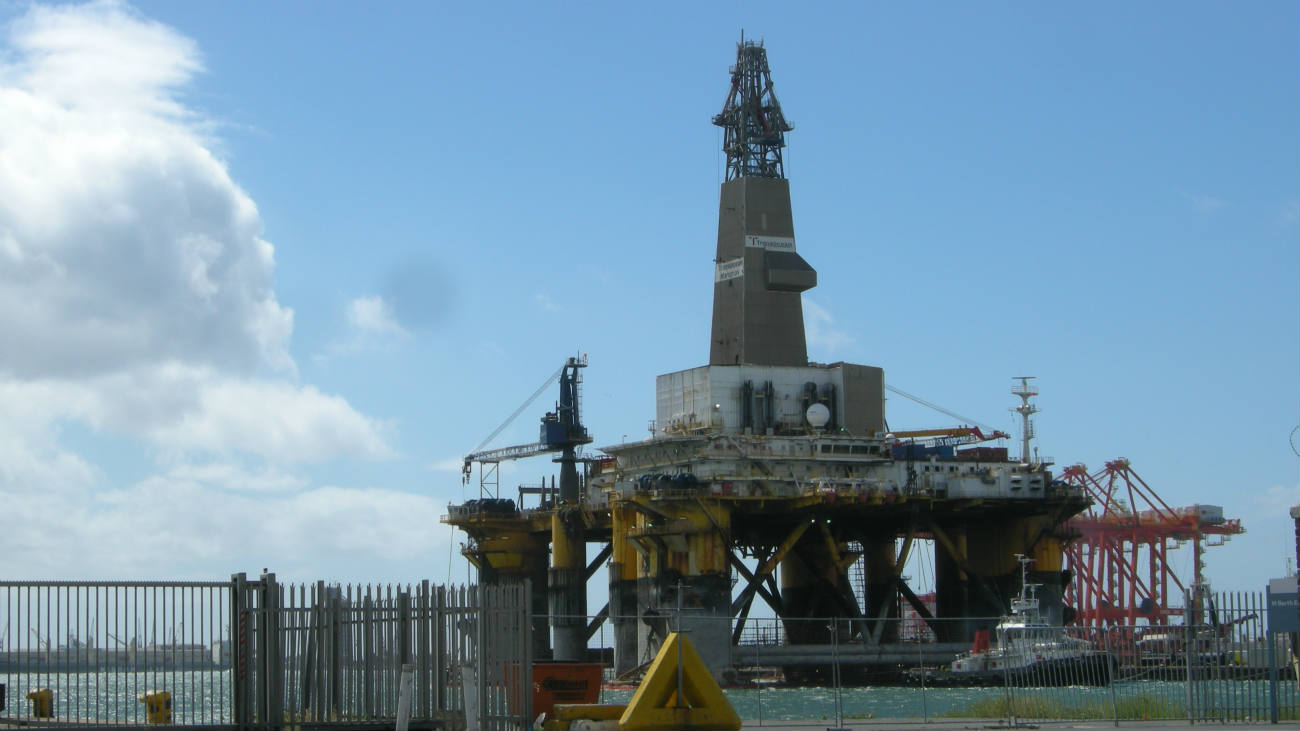 Solve Oil Rig from the road jigsaw puzzle online with 91 pieces