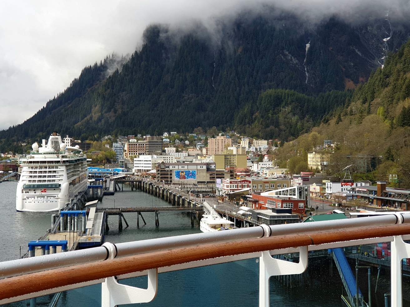 Solve RAINY DAY IN JUNEAU, ALASKA jigsaw puzzle online with 30 pieces