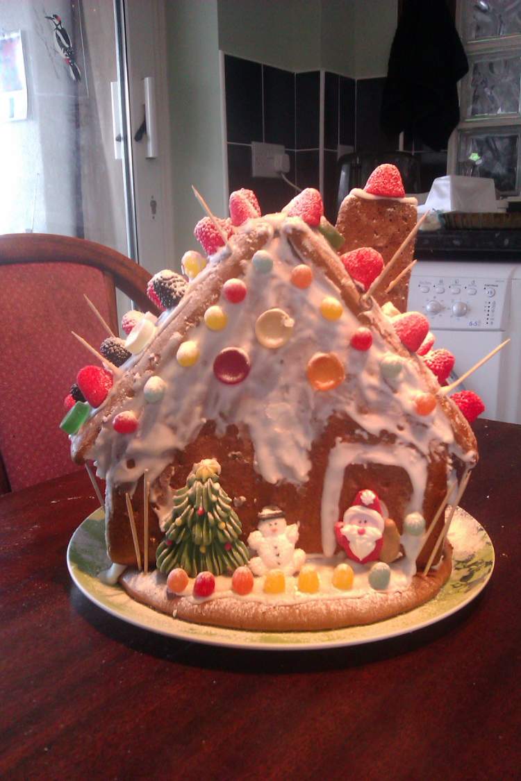 Solve Gingerbread house. jigsaw puzzle online with 40 pieces