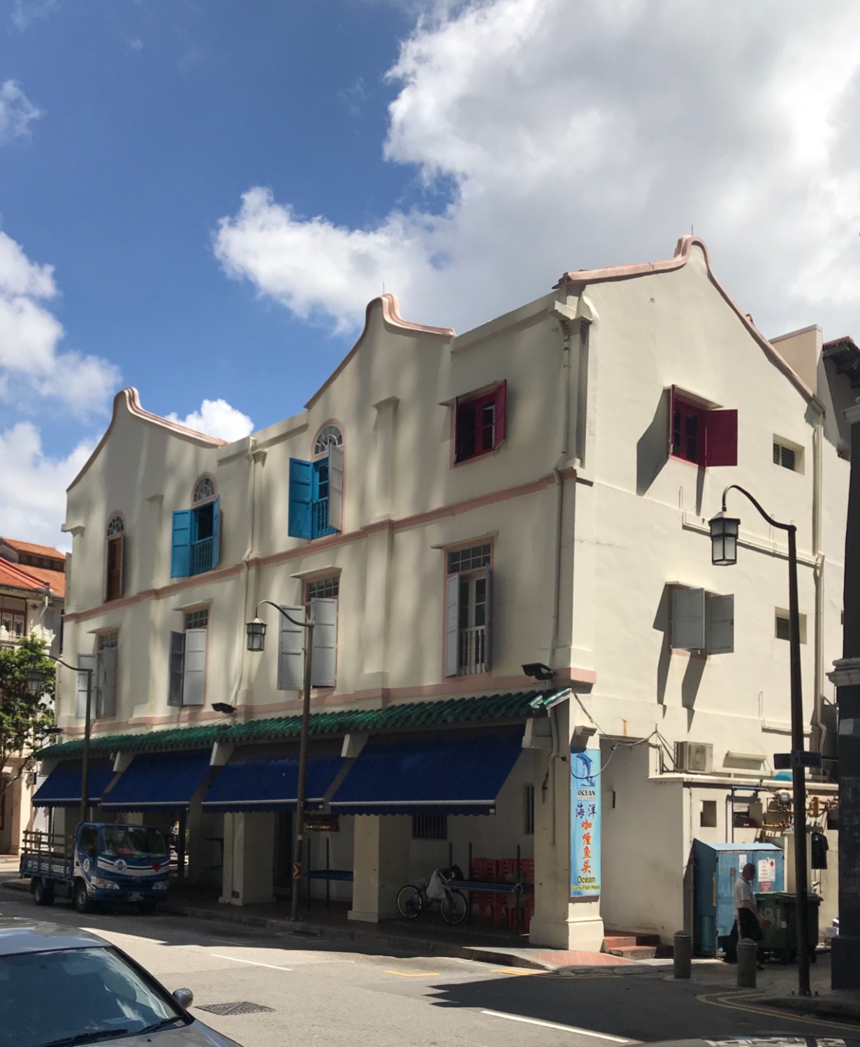 Solve Singapore- McCallum Street jigsaw puzzle online with 168 pieces