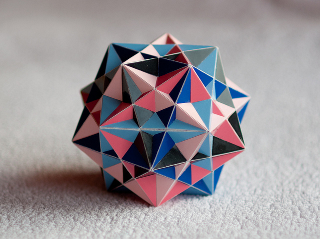 Solve Compound of 5 Cubes jigsaw puzzle online with 20 pieces