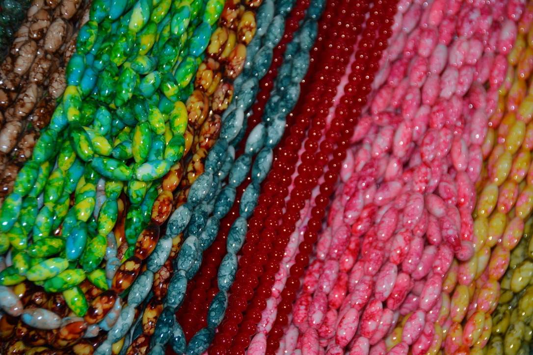 Solve Beads jigsaw puzzle online with 198 pieces