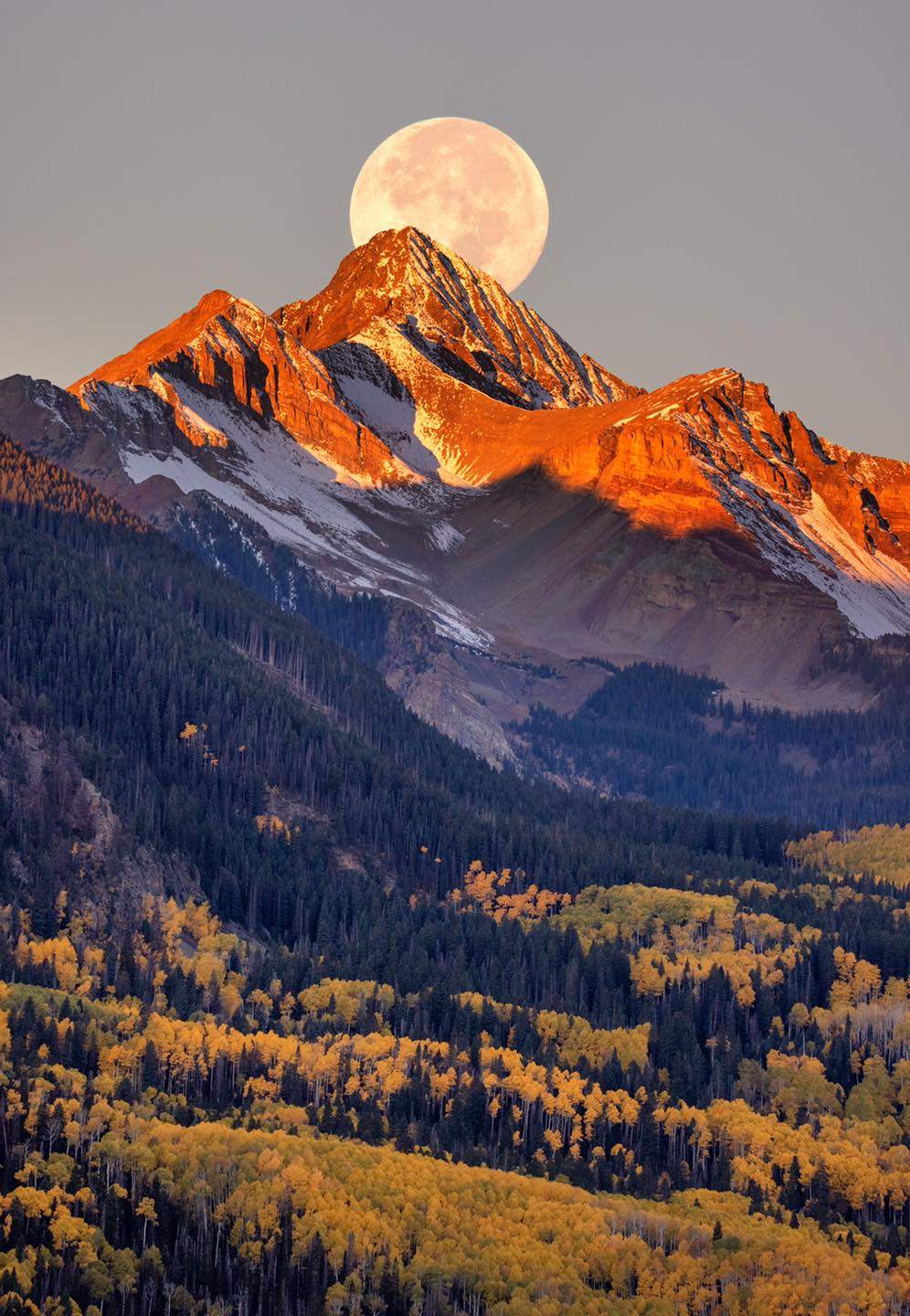 Solve Full Moon in Colorado jigsaw puzzle online with 96 pieces