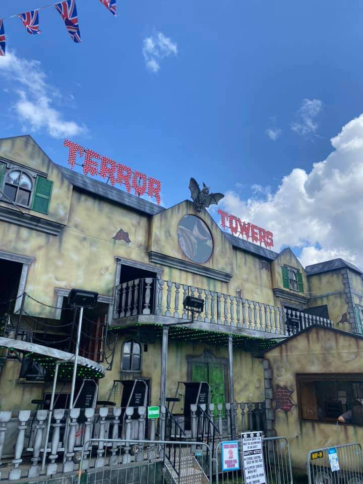 Solve terrow towers ghost train jigsaw puzzle online with 192 pieces