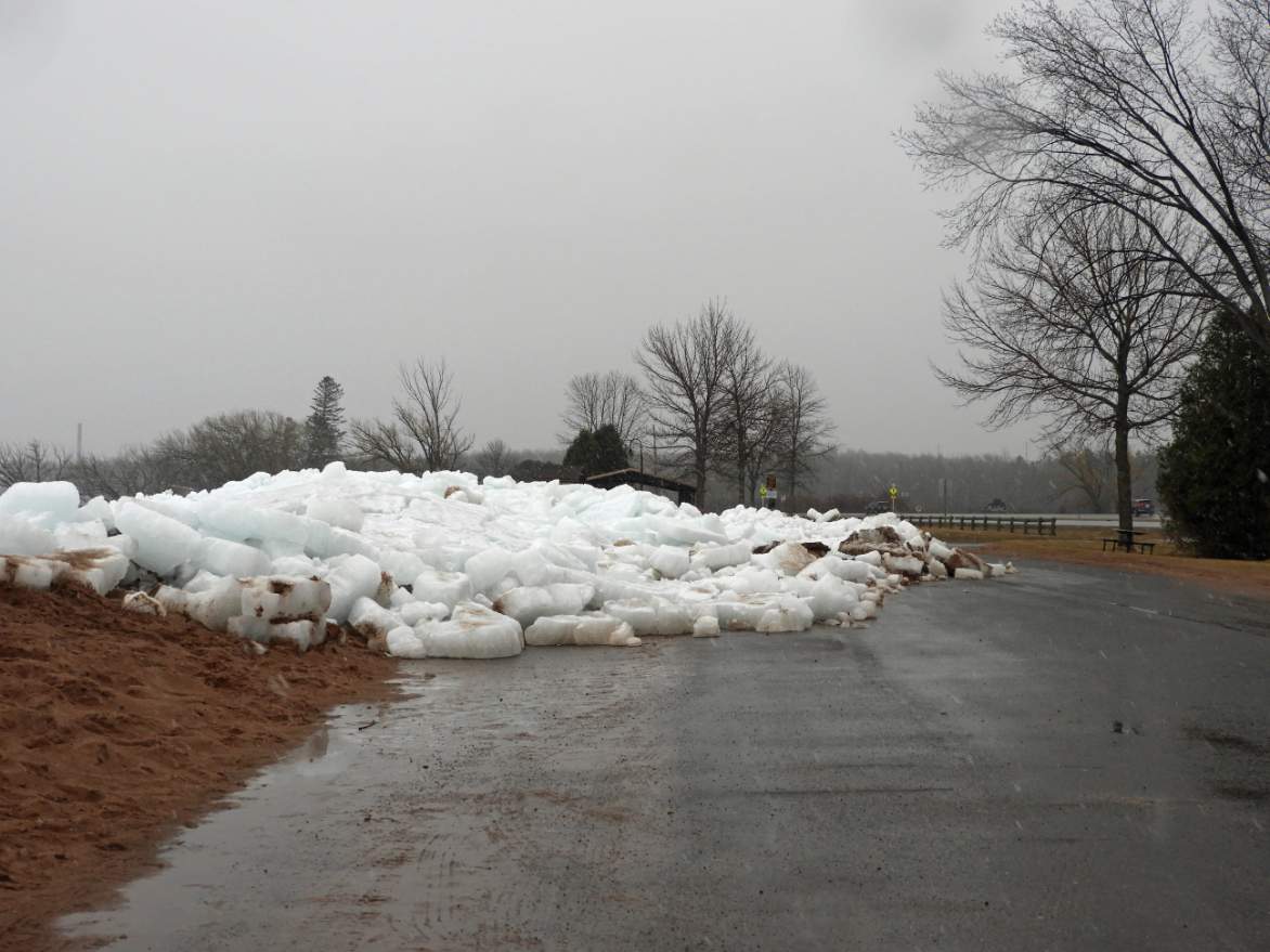 Solve Creeping ice taken yesterday 1 jigsaw puzzle online with 20 pieces