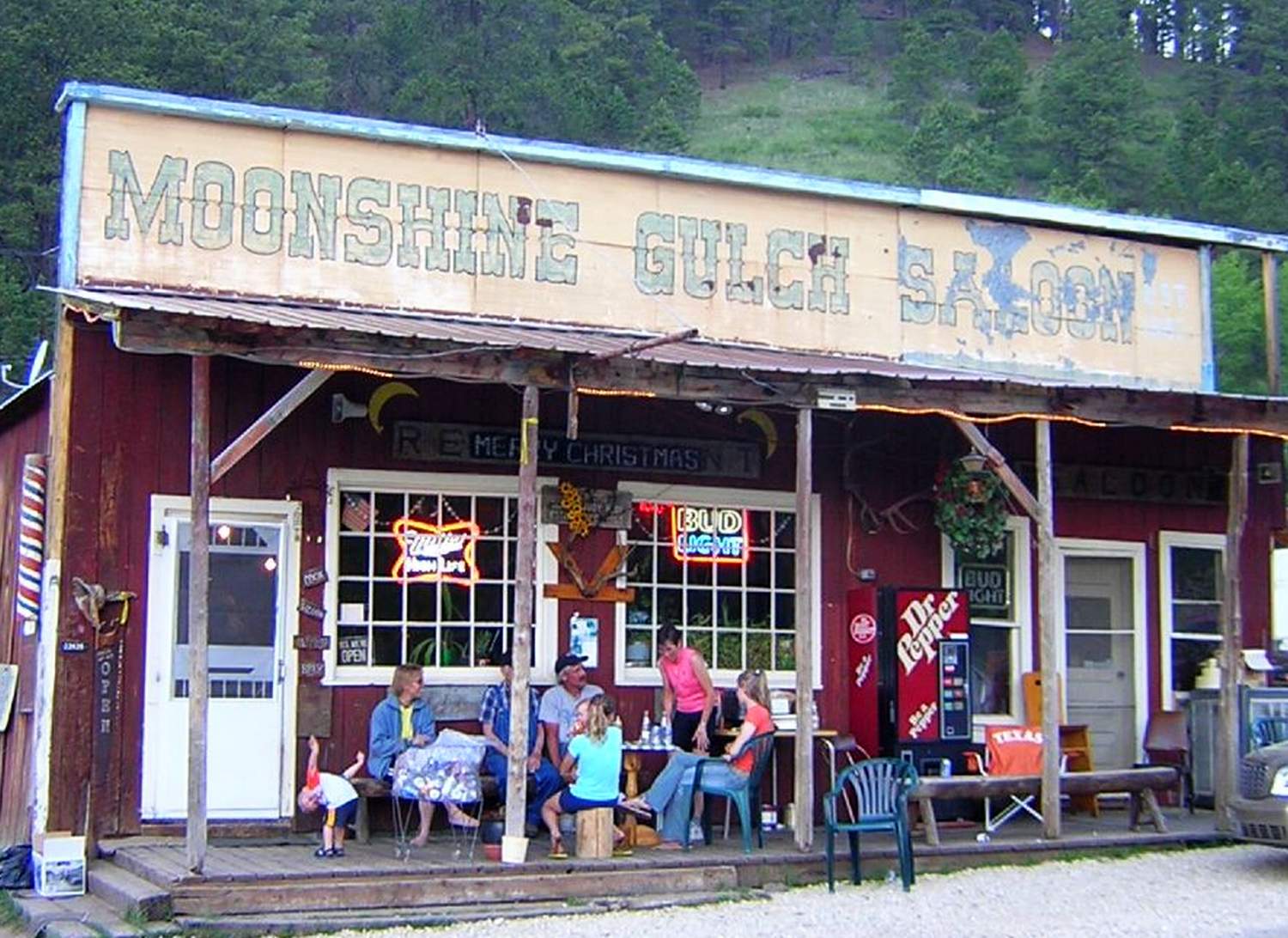 Solve moonshine gulch saloon jigsaw puzzle online with 96 pieces