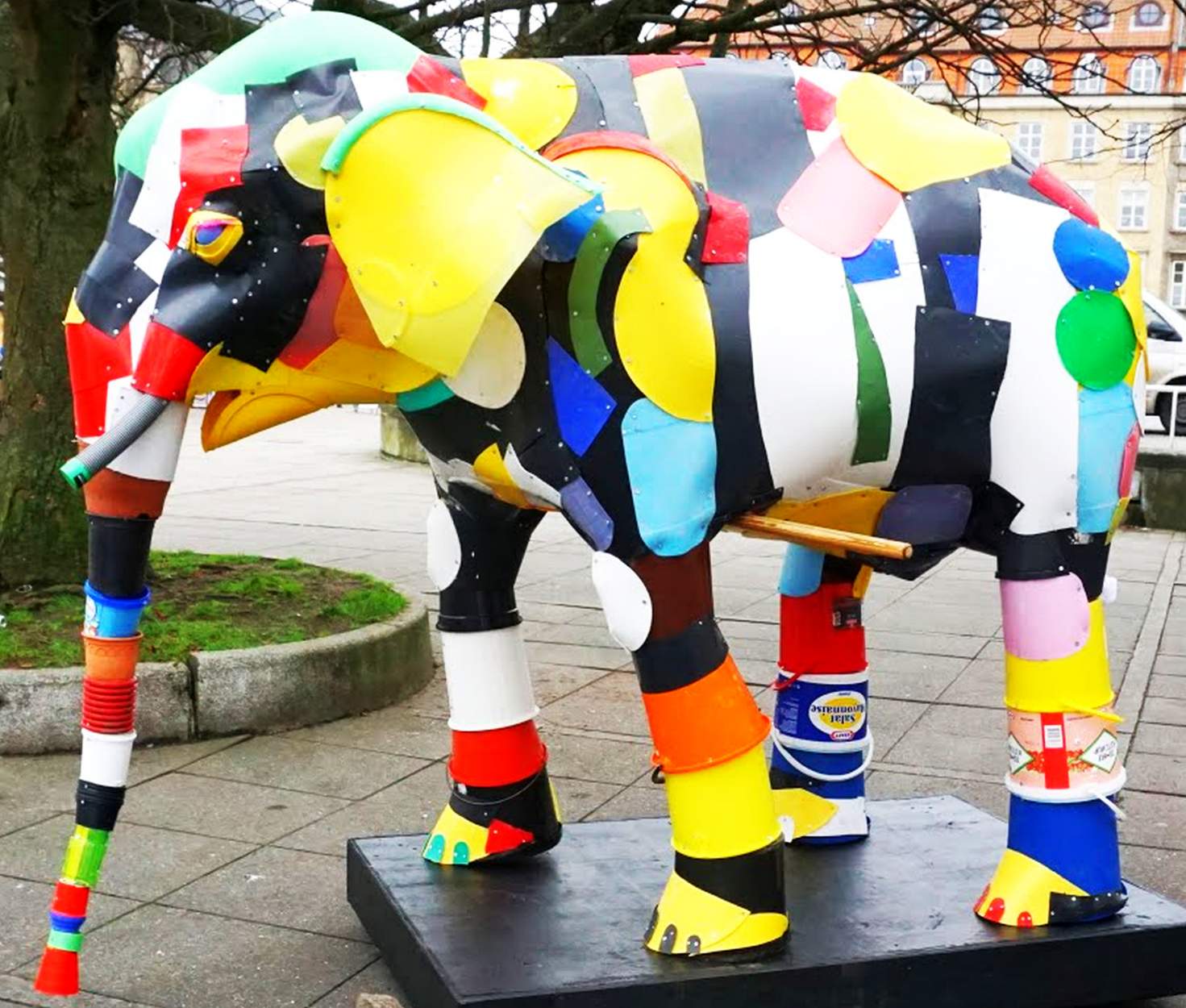 Solve The Garbage Elephant jigsaw puzzle online with 120 pieces