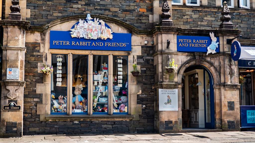 Solve Peter Rabbit store in Bowness-On-Windermere jigsaw puzzle online ...