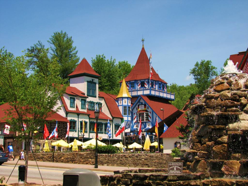 Solve Helen Square - Helen, GA jigsaw puzzle online with 300 pieces