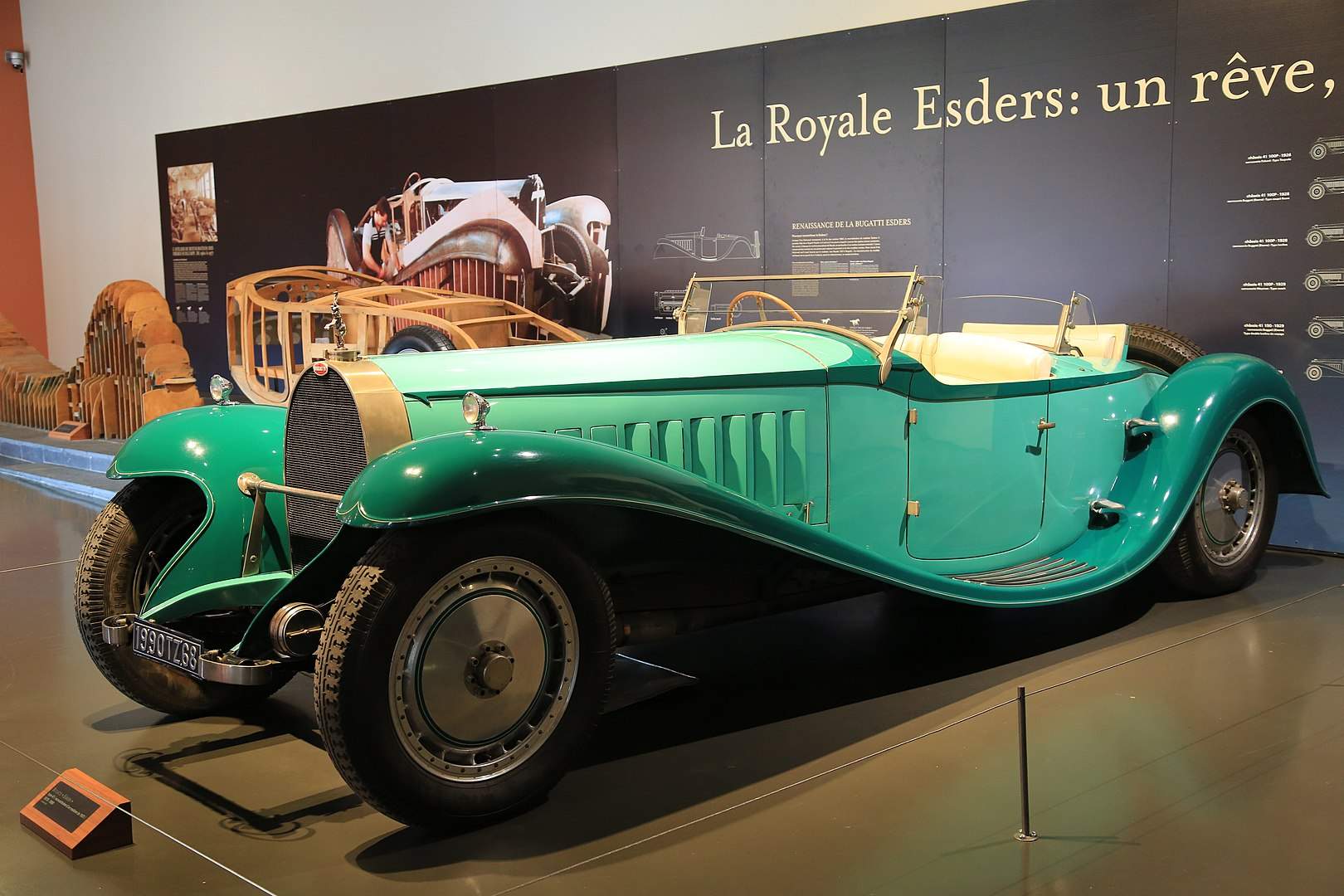 Solve Bugatti "Royale" Esders - 1960 jigsaw puzzle online with 216 pieces