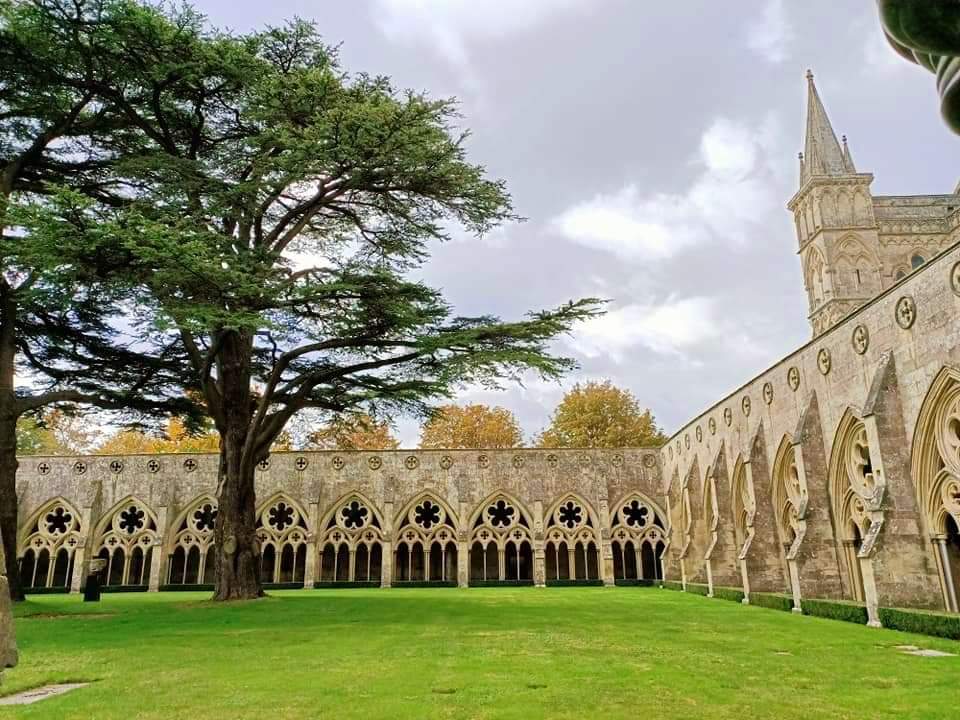 Solve Salisbury Cathedral (3) jigsaw puzzle online with 30 pieces