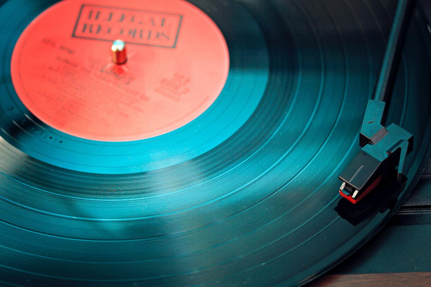 Solve Blue Vinyl Record Jigsaw Puzzle Online With 77 Pieces solve-blue-vinyl-record-jigsaw-puzzle-online-with-77-pieces