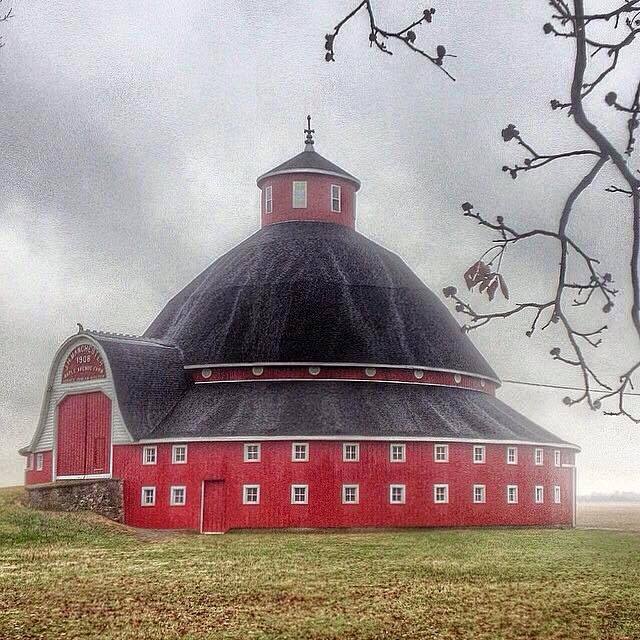 Solve ..round barn jigsaw puzzle online with 25 pieces