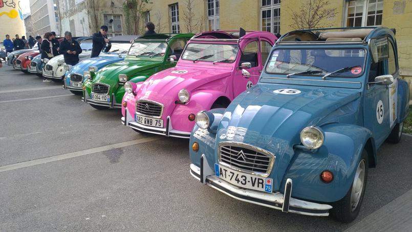 Solve Citroen 2CV jigsaw puzzle online with 45 pieces