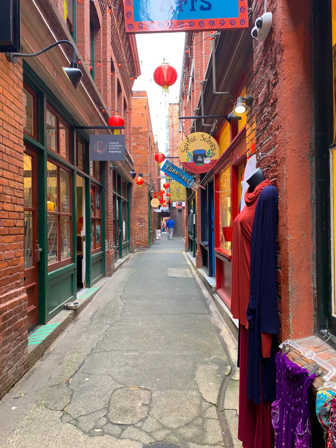 Solve Fan Tan Alley in the Victoria BC Chinatown jigsaw puzzle online with 176 pieces