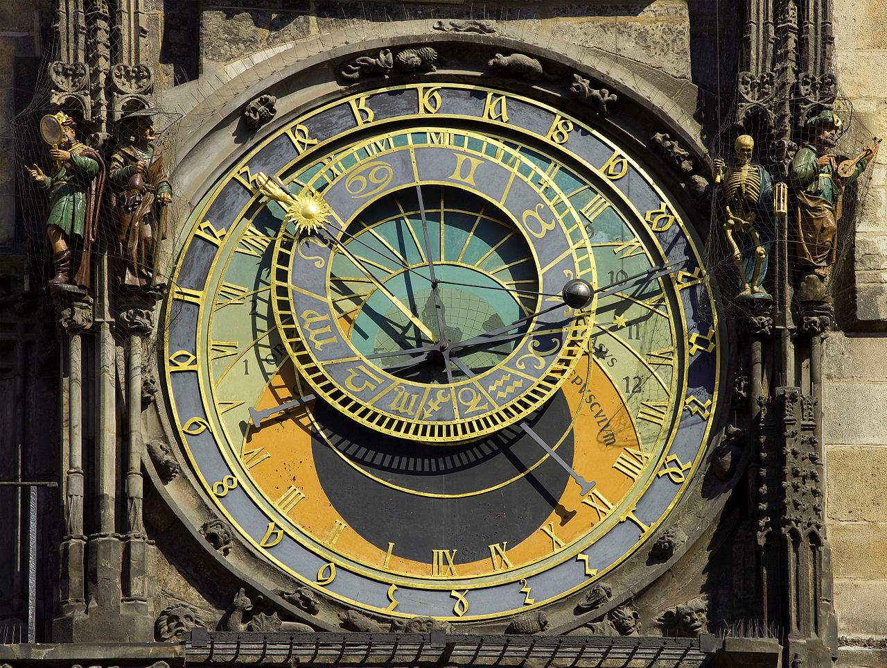 Solve Prague-Astronomical_clock_face jigsaw puzzle online with 63 pieces