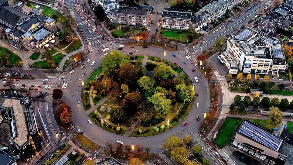 Solve rotonde Nijmegen Nederland jigsaw puzzle online with 144 pieces