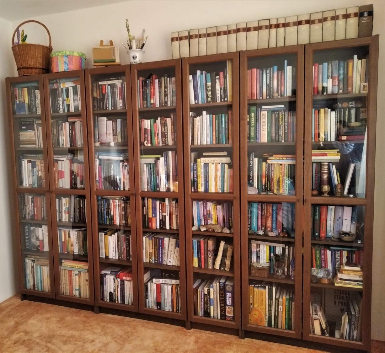 Solve knihovna - bookcase jigsaw puzzle online with 49 pieces