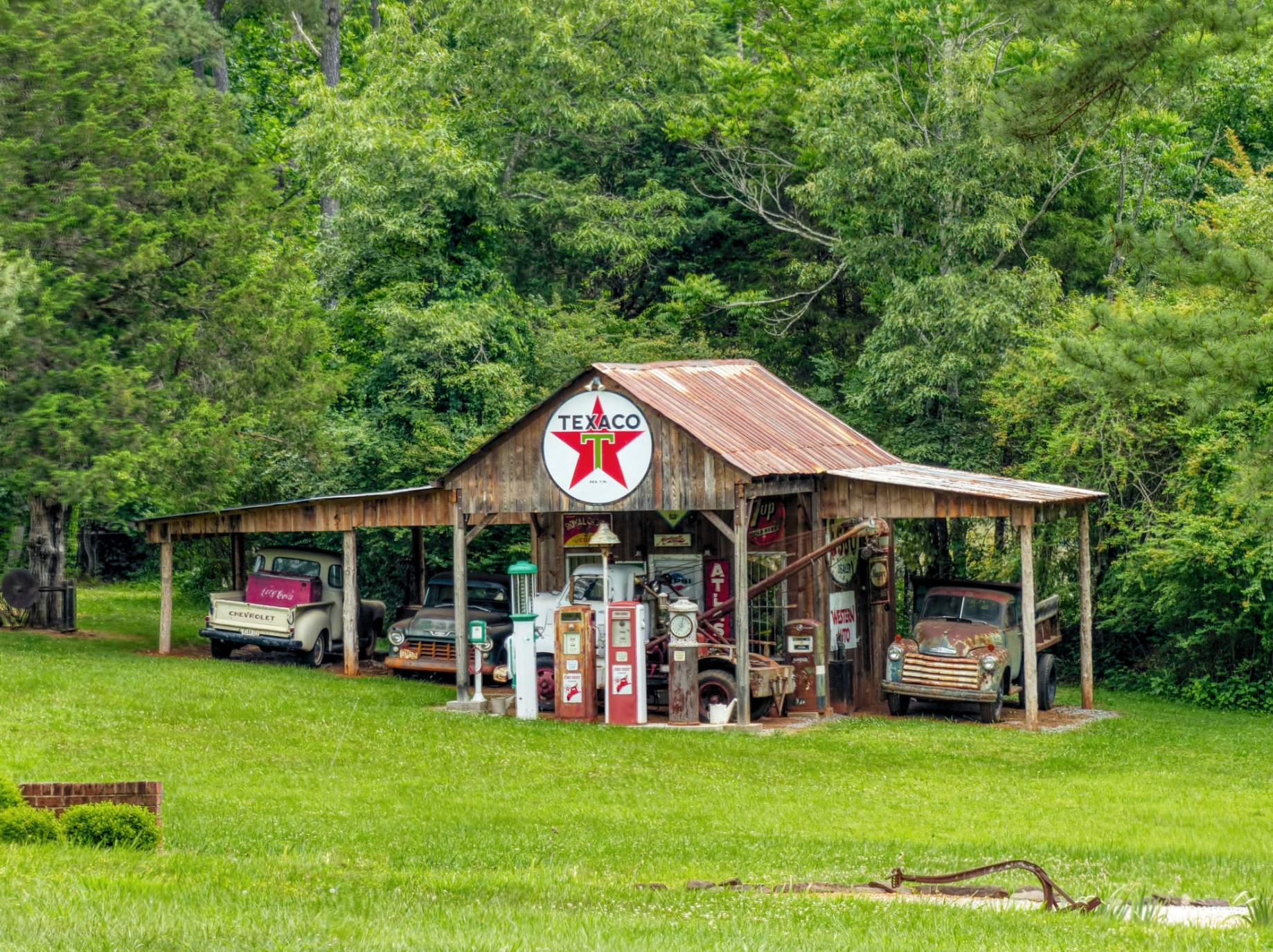 Solve backyard gas station texaco jigsaw puzzle online with 165 pieces