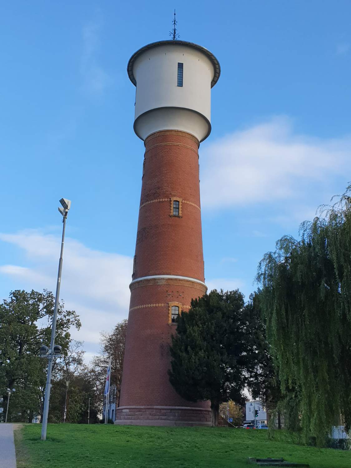 Solve Wasserturm Ladenburg jigsaw puzzle online with 192 pieces