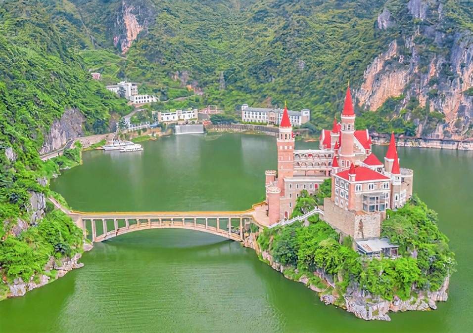 Solve Jilong Castle Country Club, China jigsaw puzzle online with 140 ...