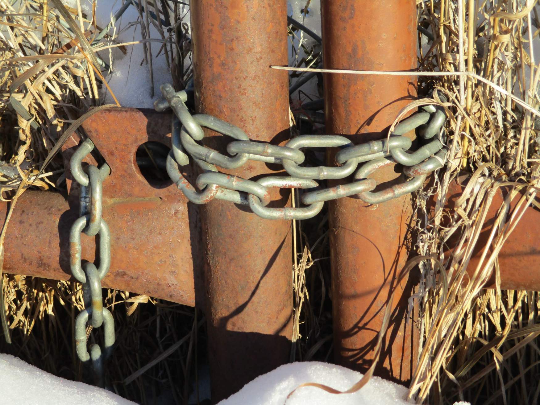 Solve chained gate jigsaw puzzle online with 154 pieces