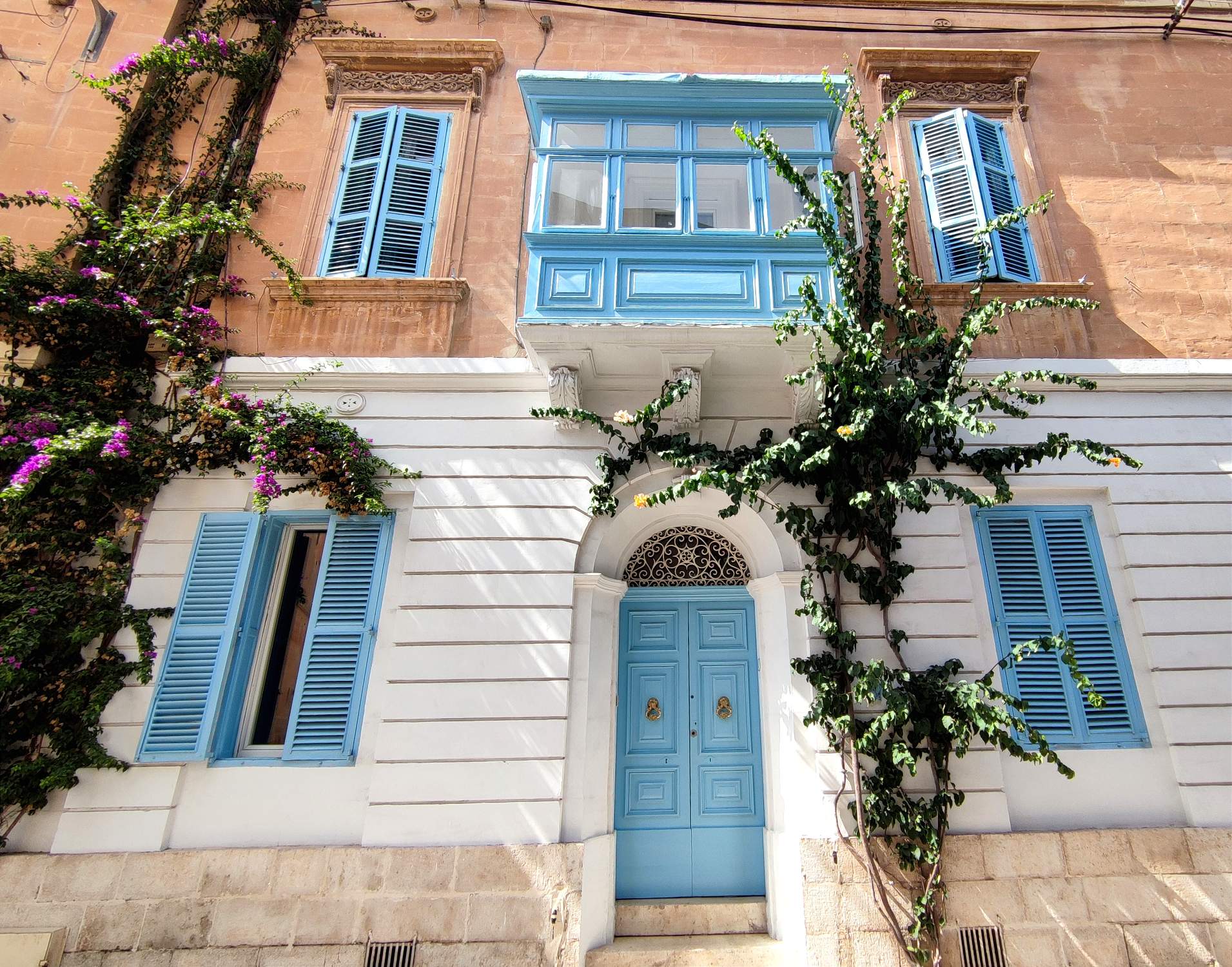 Solve Lovely Facade jigsaw puzzle online with 192 pieces