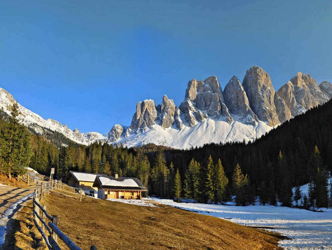 Solve Snowy jigsaw puzzle online with 35 pieces