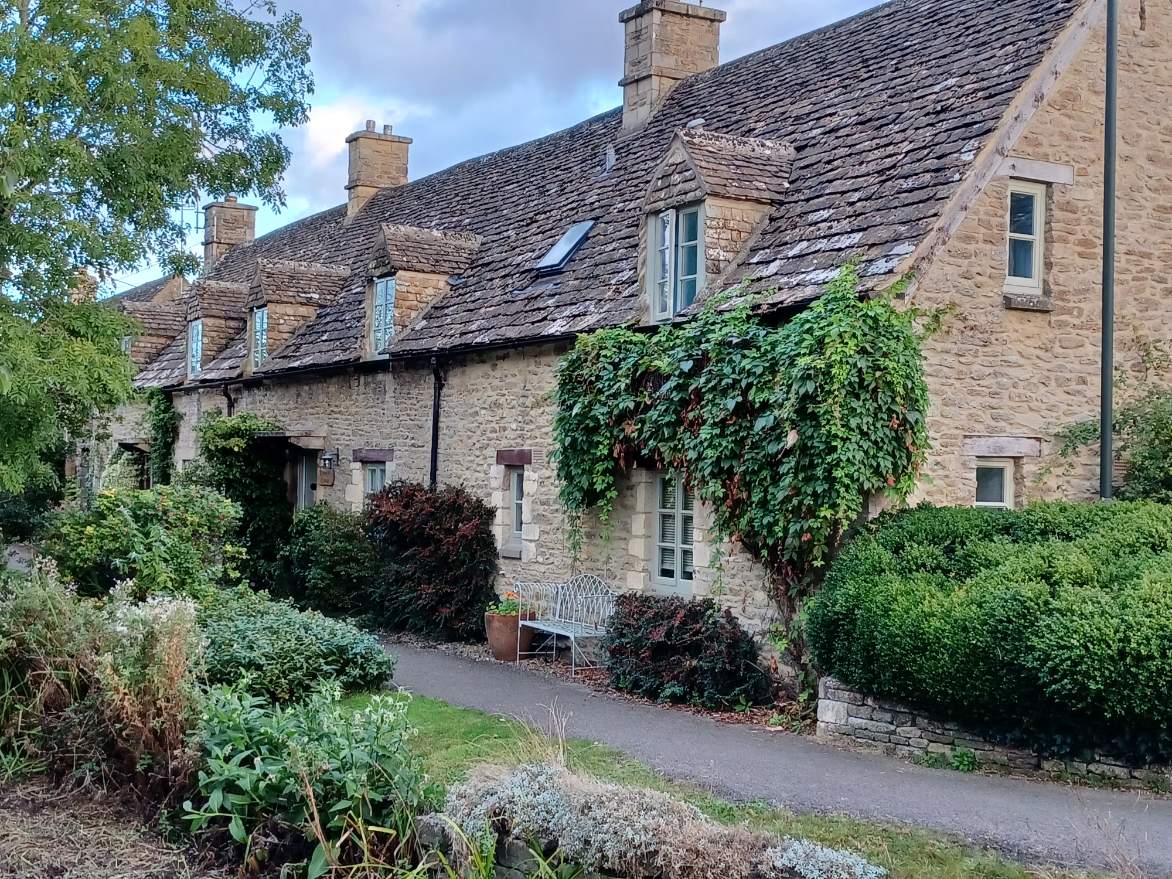 Solve Cottage Row jigsaw puzzle online with 20 pieces