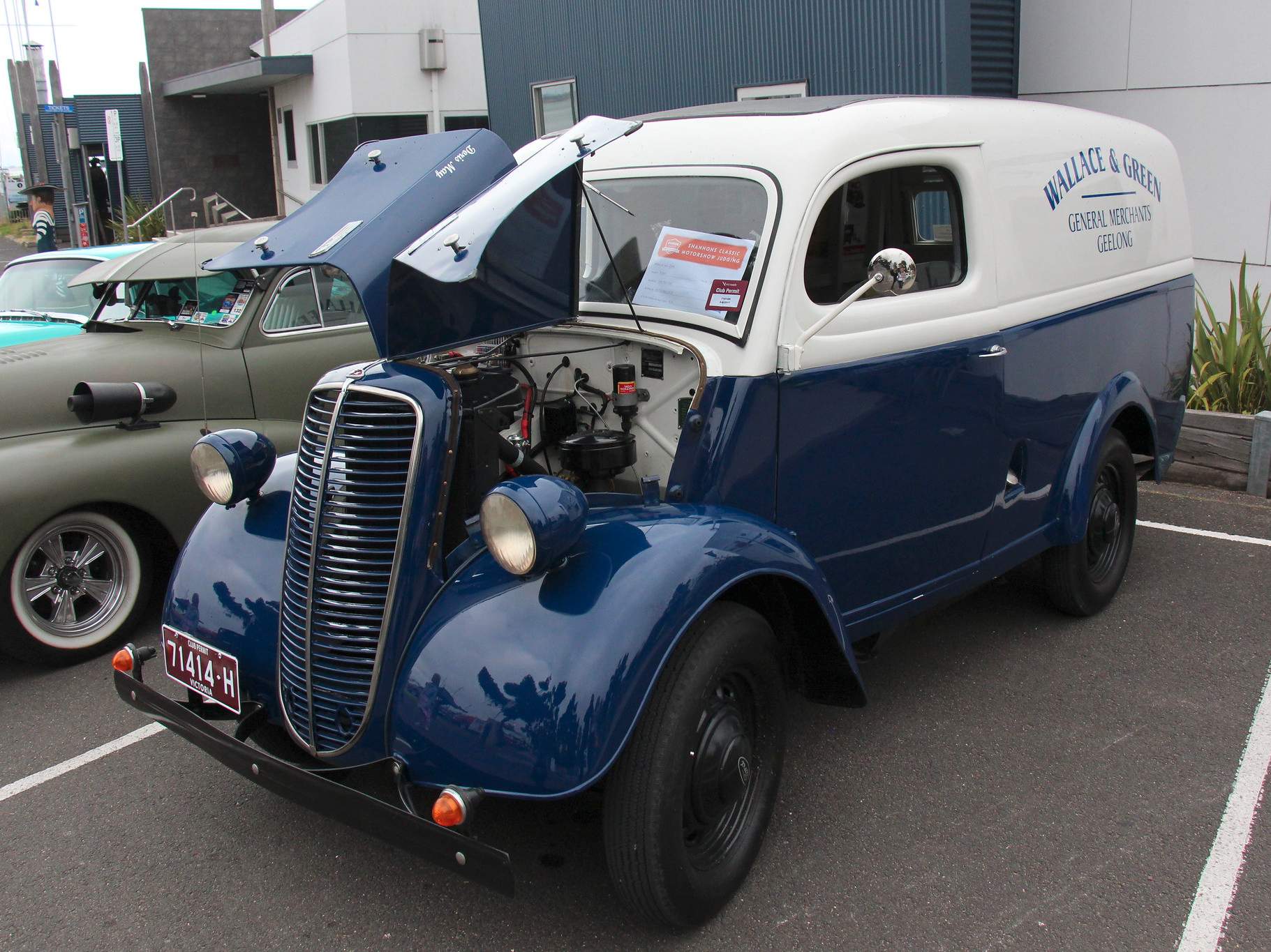 Solve Ford "Ten Ten" Van - 1939 jigsaw puzzle online with 221 pieces