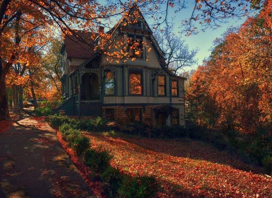 Solve Autumn House #2 jigsaw puzzle online with 88 pieces